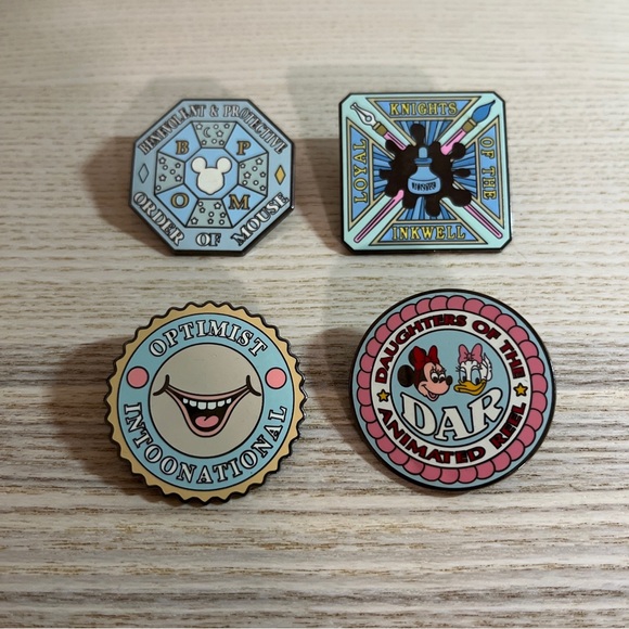 Disney | Other | Disneyland Mickeys Toontown Entrance Sign Le 4 Pin Set ...